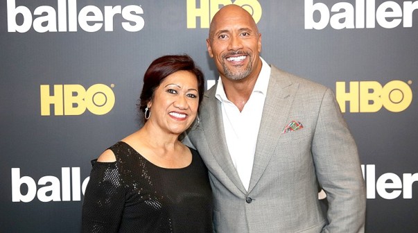 [VIDEO] La roca se rajó con lujoso regalo para su madre