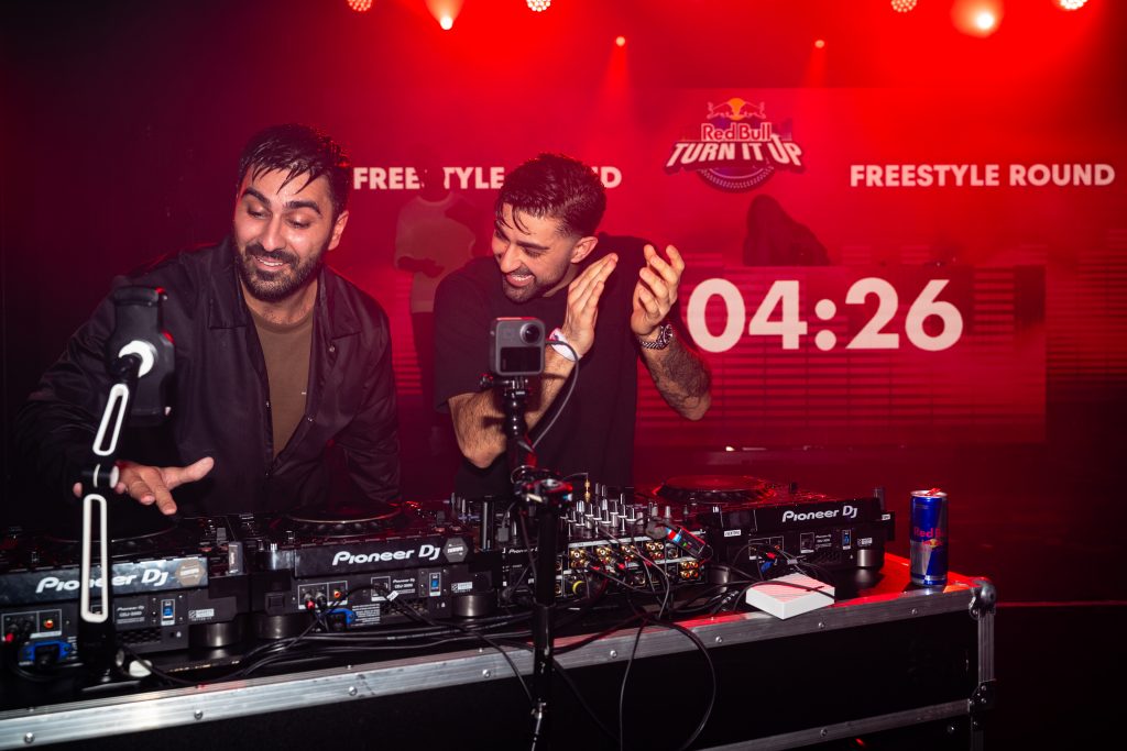 Mira aquí las DUPLAS DE DJS QUE SE ENFRENTARÁN EN RED BULL TURN IT UP CHILE