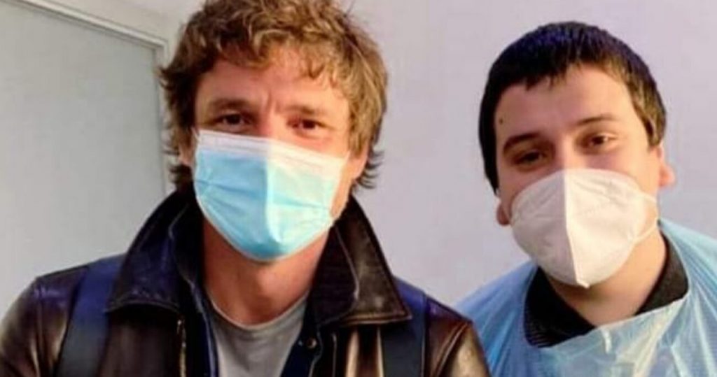 Pedro Pascal envió un tierno saludo a un niño en su llegada a Chile