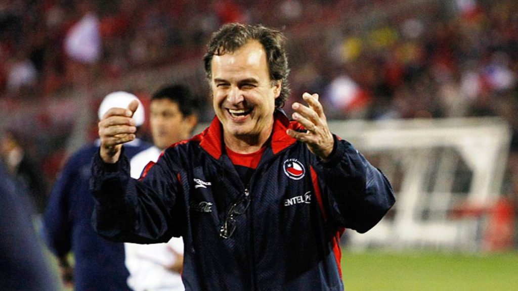 Marcelo Bielsa cumple hoy 66 años: Los grandes momentos que dejó en Chile