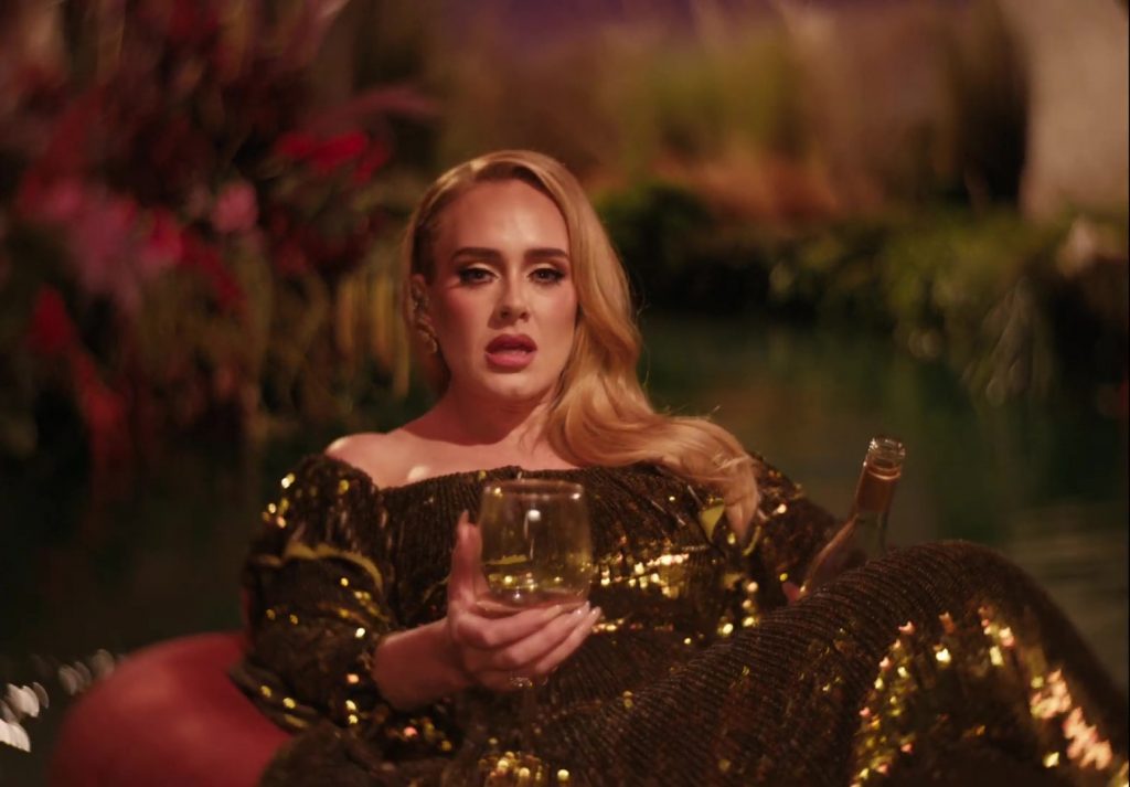A un año del lanzamiento de su último álbum: Adele estrena video ...