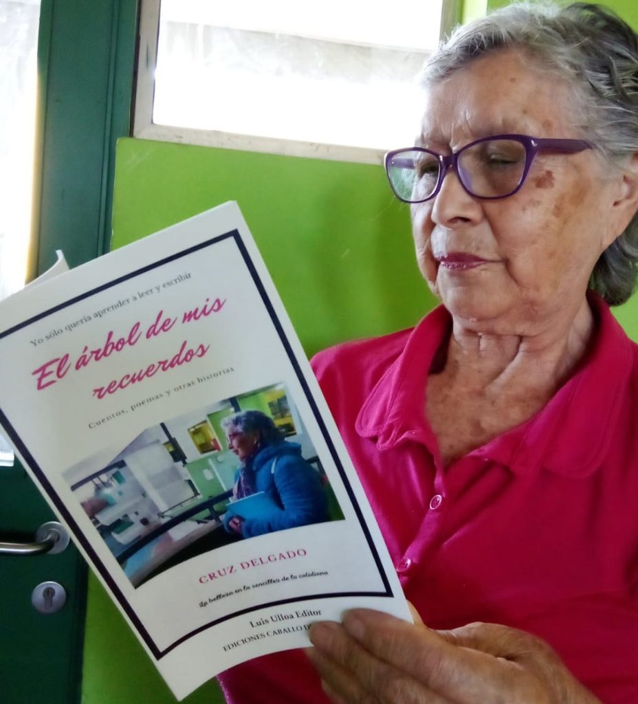 Cruz Delgado, la mujer que con 80 años aprendió a escribir y leer y ...